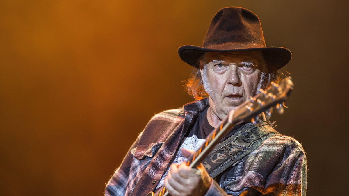 Neil Young torna a eseguire una canzone di protesta dell'era Reagan ...